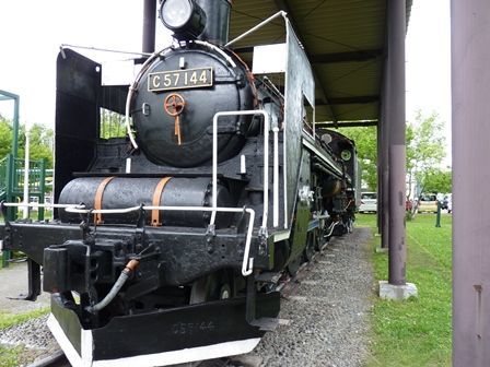 岩見沢市のSL保存機 C57 144とD51 47 - 藻岩颪に豊河の流れ。