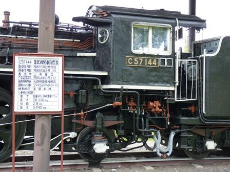 岩見沢市のSL保存機 C57 144とD51 47 - 藻岩颪に豊河の流れ。