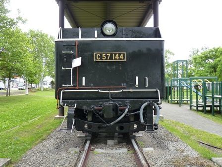 岩見沢市のSL保存機 C57 144とD51 47 - 藻岩颪に豊河の流れ。