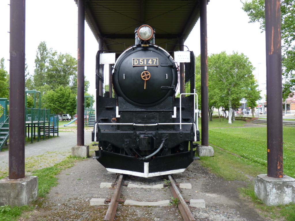 岩見沢市のSL保存機 C57 144とD51 47 - 藻岩颪に豊河の流れ。