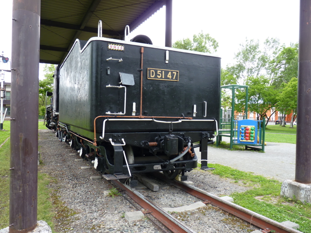 岩見沢市のSL保存機 C57 144とD51 47 - 藻岩颪に豊河の流れ。