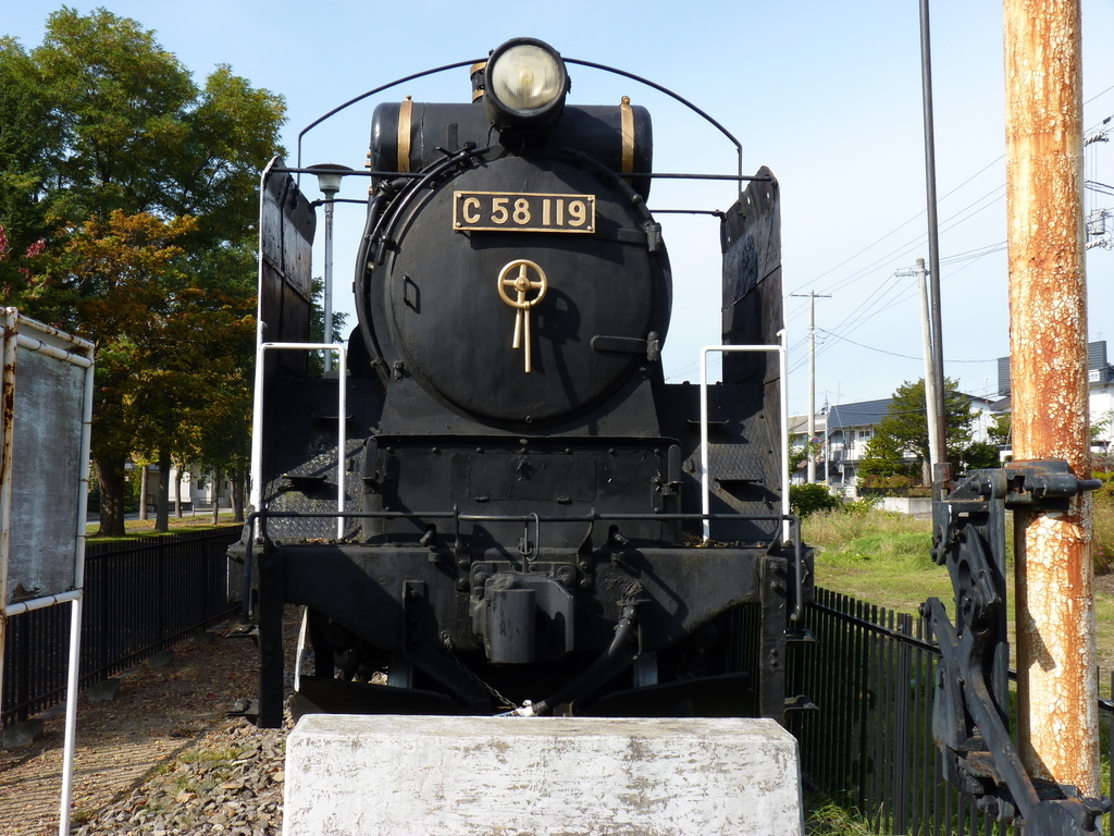 北見市 SL広場のSL保存機 C58 119とD51 444 - 藻岩颪に豊河の流れ。