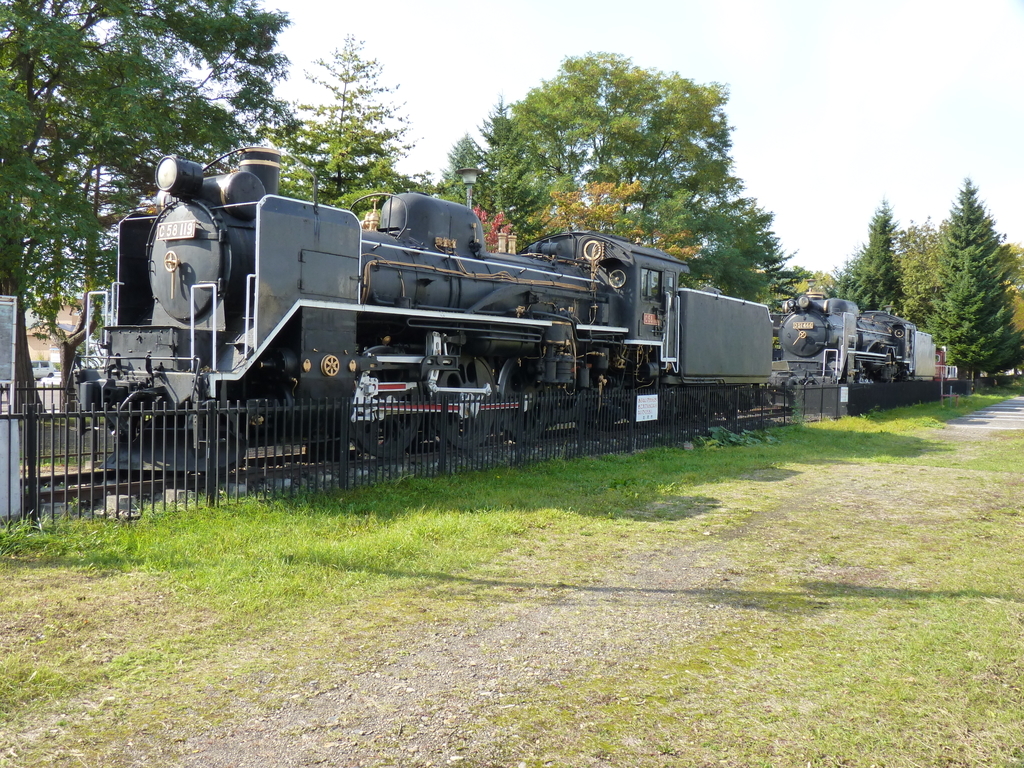 北見市 SL広場のSL保存機 C58 119とD51 444 - 藻岩颪に豊河の流れ。