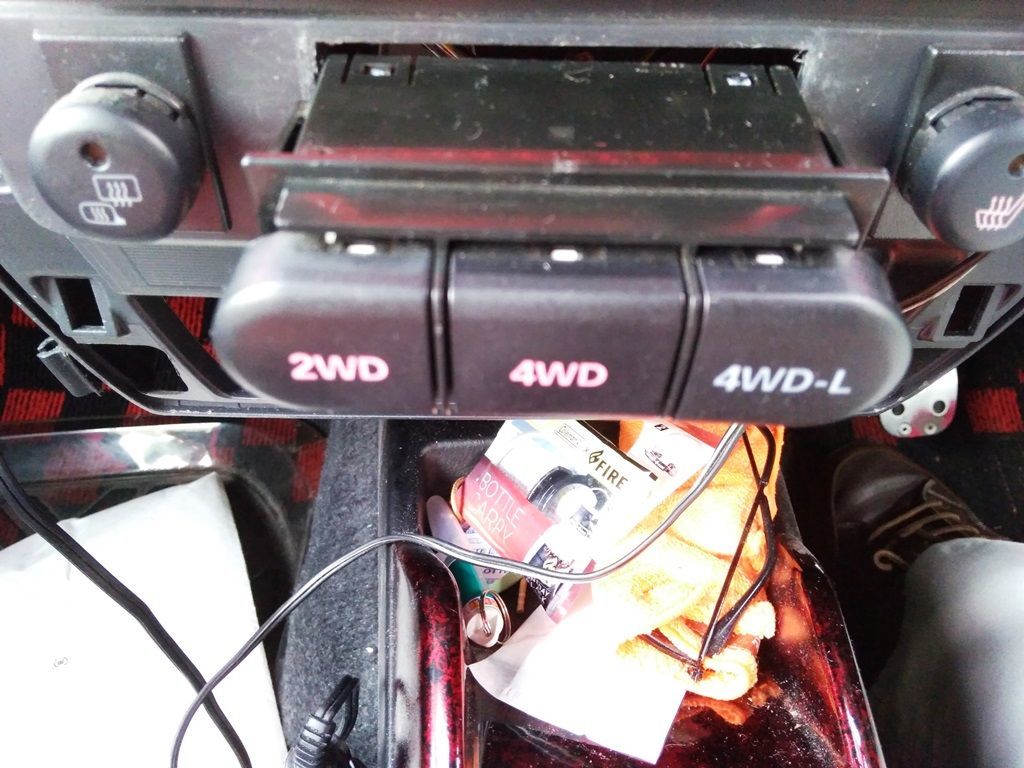 ジムニー JB23W 9型 4WD切り替えスイッチの照明が切れたのでLEDに交換 - 藻岩颪に豊河の流れ。