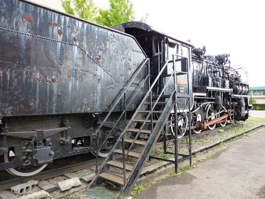 虻田郡倶知安町 文化福祉センターのSL保存機 9600形79615 二つ目のキューロクで有名でしたが今は欠損 - 藻岩颪に豊河の流れ。