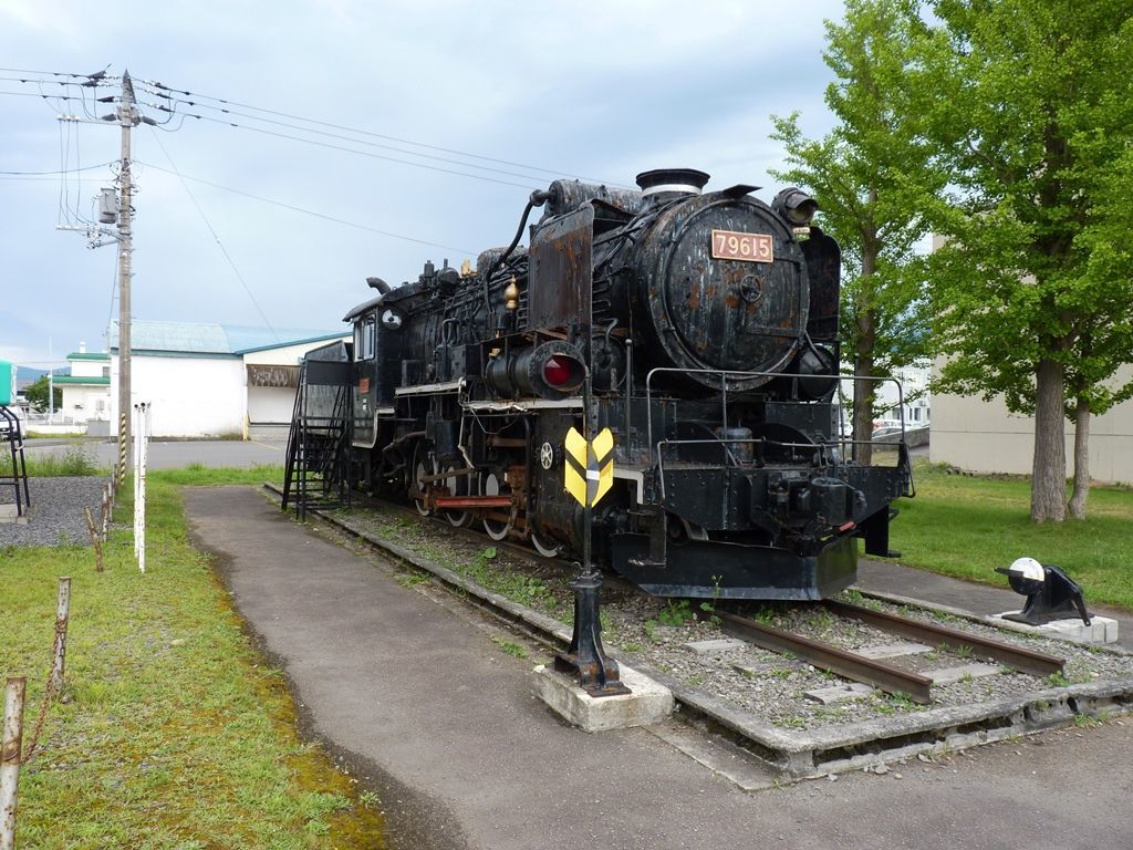 虻田郡倶知安町 文化福祉センターのSL保存機 9600形79615 二つ目のキューロクで有名でしたが今は欠損 - 藻岩颪に豊河の流れ。