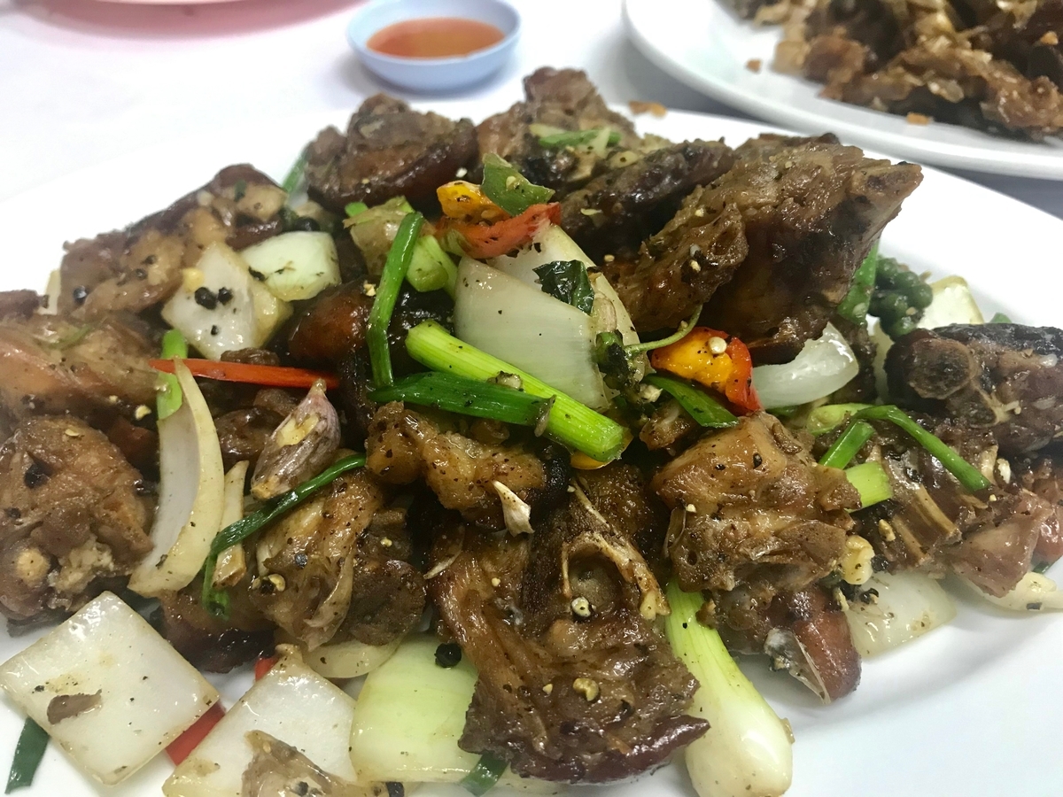 ムーハンのお店【Moo Hun Song Pee Nong】バンコクで珍しい豚の丸焼きを食べよう！ - くいしんボッチのペロペロ日記