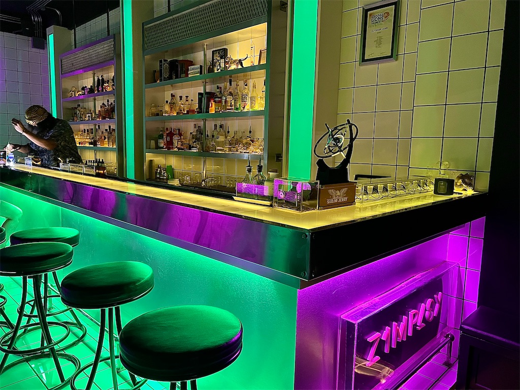 【Zimplex Mixology Laboratory】プーケット！驚きのアートカクテルバー！ - くいしんボッチのペロペロ日記