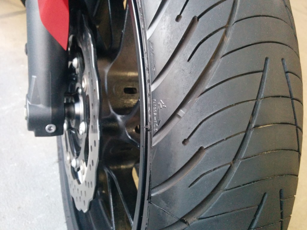 2018-06-02 MT-07のタイヤ PR3（MICHELIN PILOT ROAD 3）の減り具合、ODO14,000km ...