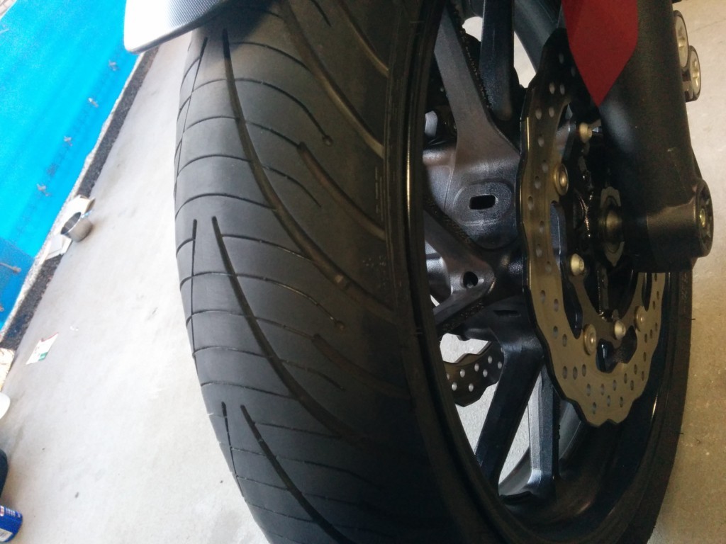 2018-06-02 MT-07のタイヤ PR3（MICHELIN PILOT ROAD 3）の減り具合、ODO14,000km ...