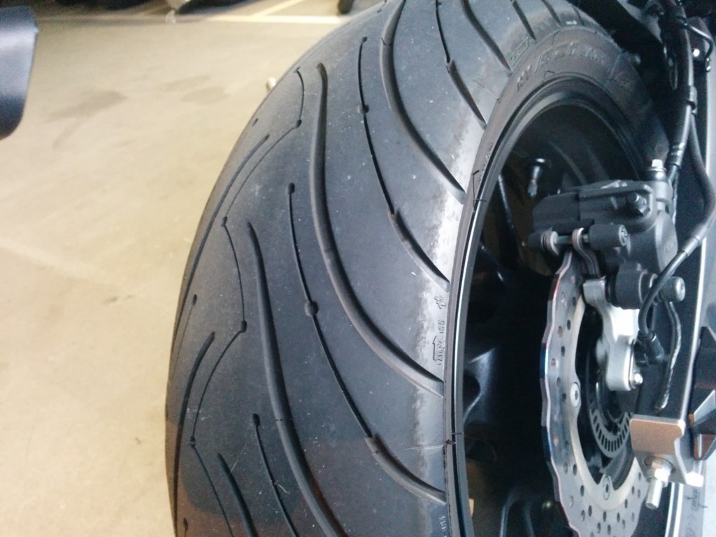 2018-06-02 MT-07のタイヤ PR3（MICHELIN PILOT ROAD 3）の減り具合、ODO14,000km ...