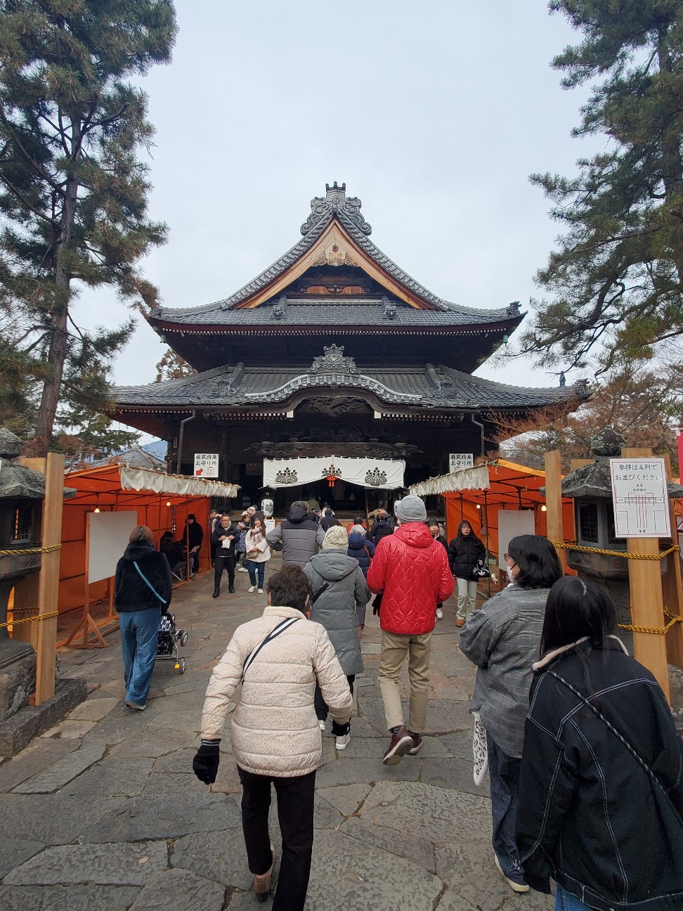 信濃国分寺の伝統行事「八日堂縁日」にて、今年三回目の初詣 - ゴルフのお時間・・上田ぐらし