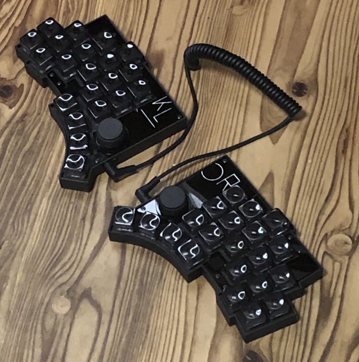 オープンソースのキーボード『KLOR』を組立てました。 - kuriharaのブログ
