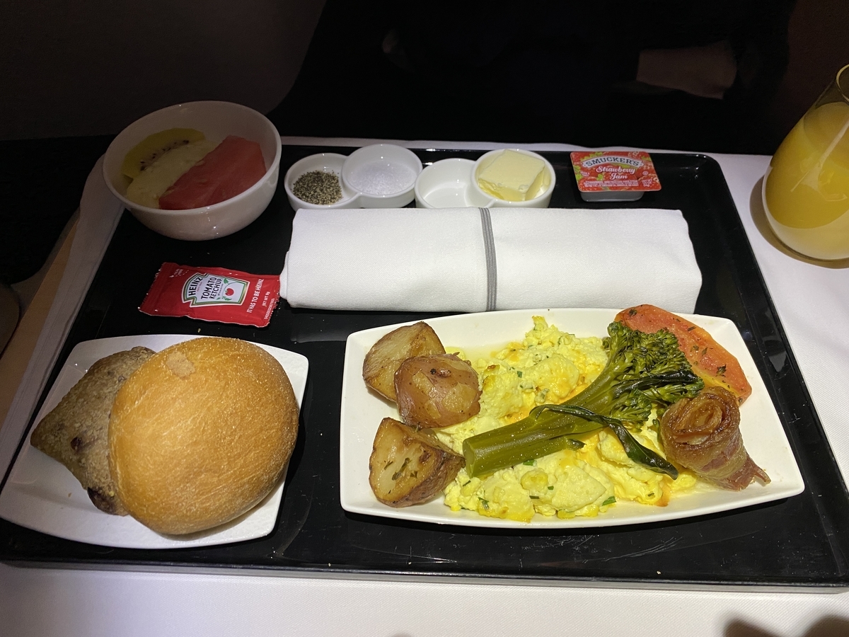 【人生初ビジネスクラス】ANA NH107 サンフランシスコ→羽田 搭乗記！フルフラットで快眠 - wakamaga