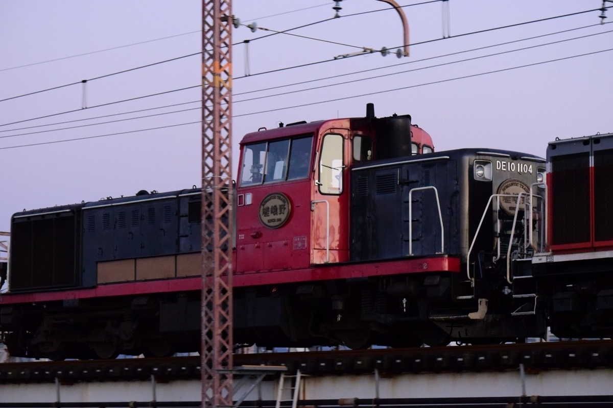 第1491列車 「 嵯峨野観光鉄道 DE10 1104の後藤への入場配給を狙う 」 - 写真は鉄で出来ている。