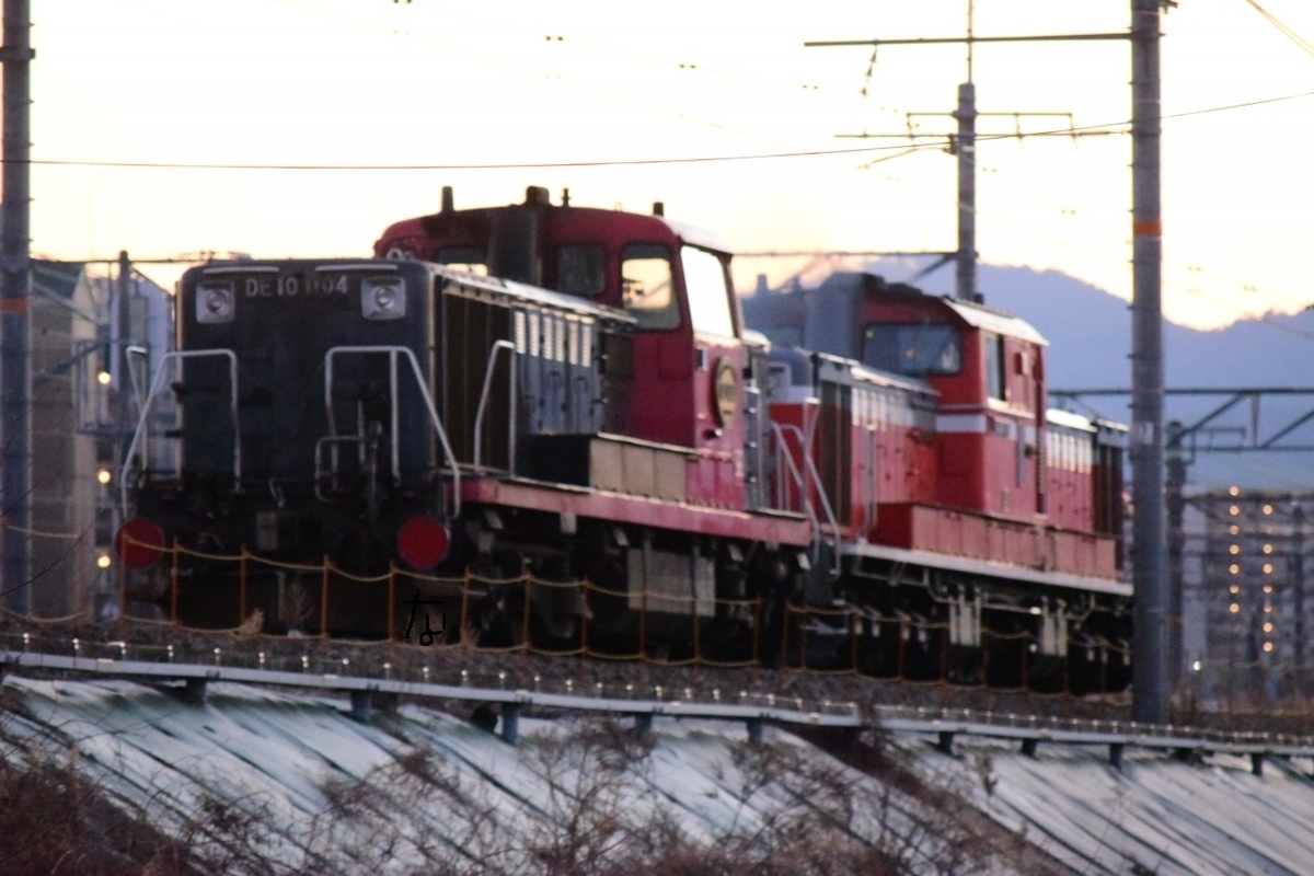第1491列車 「 嵯峨野観光鉄道 DE10 1104の後藤への入場配給を狙う 」 - 写真は鉄で出来ている。
