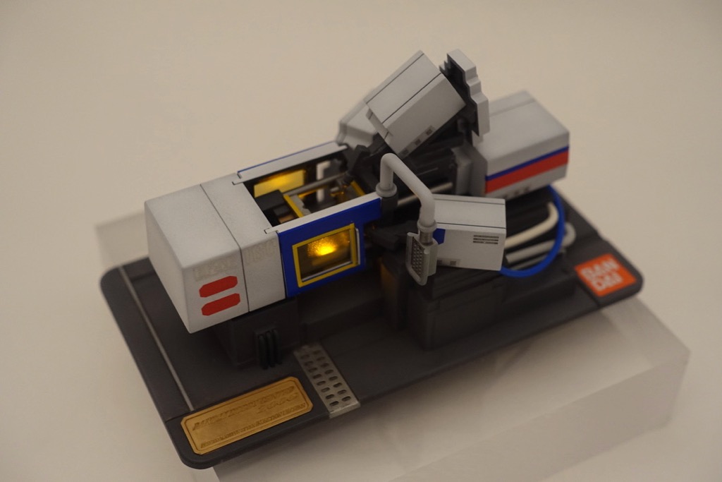 バンダイホビーセンターオリジナル電動式4色射出成形機【BANDAI 1:60 Electromotive Style Injection ...