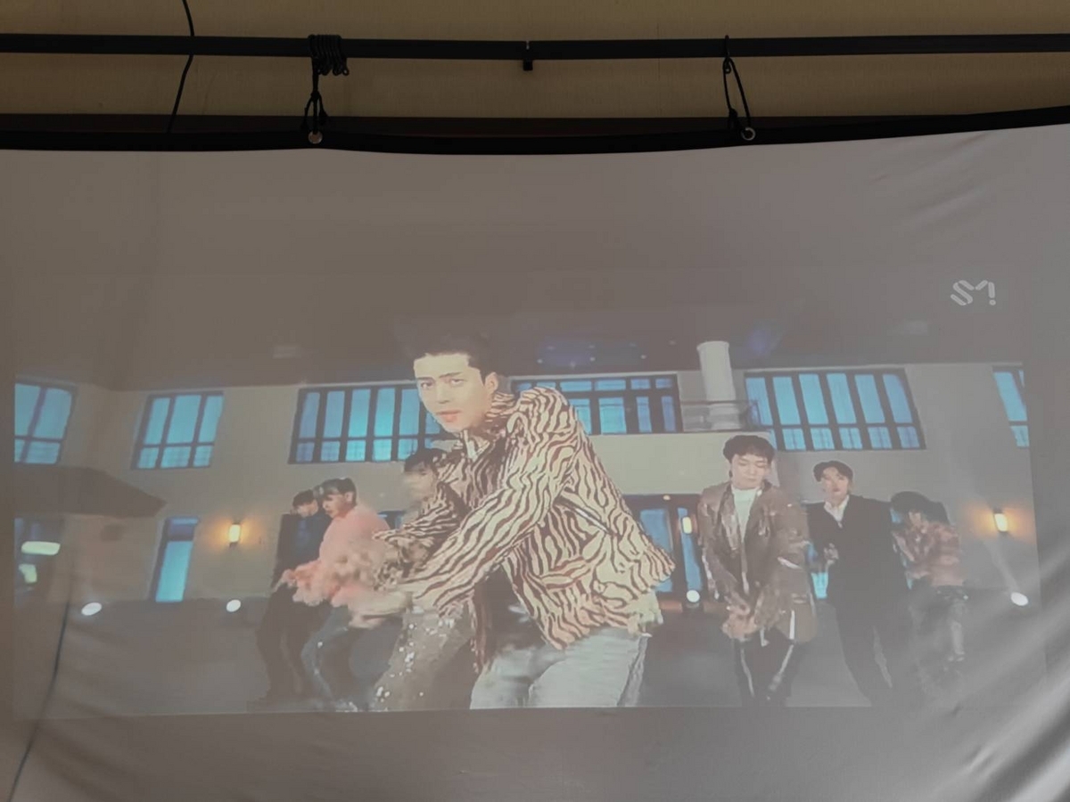 【QOL爆上がり】プロジェクターと大型スクリーンで推しを見る【YouTube、Abema、Tver他】 - かなるびCloud