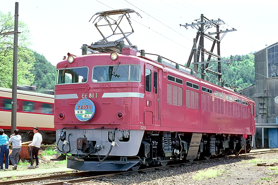 ef81形電気機関車に似合う色はどんな色なのか？ - 本棚の住人の鉄道忘備録