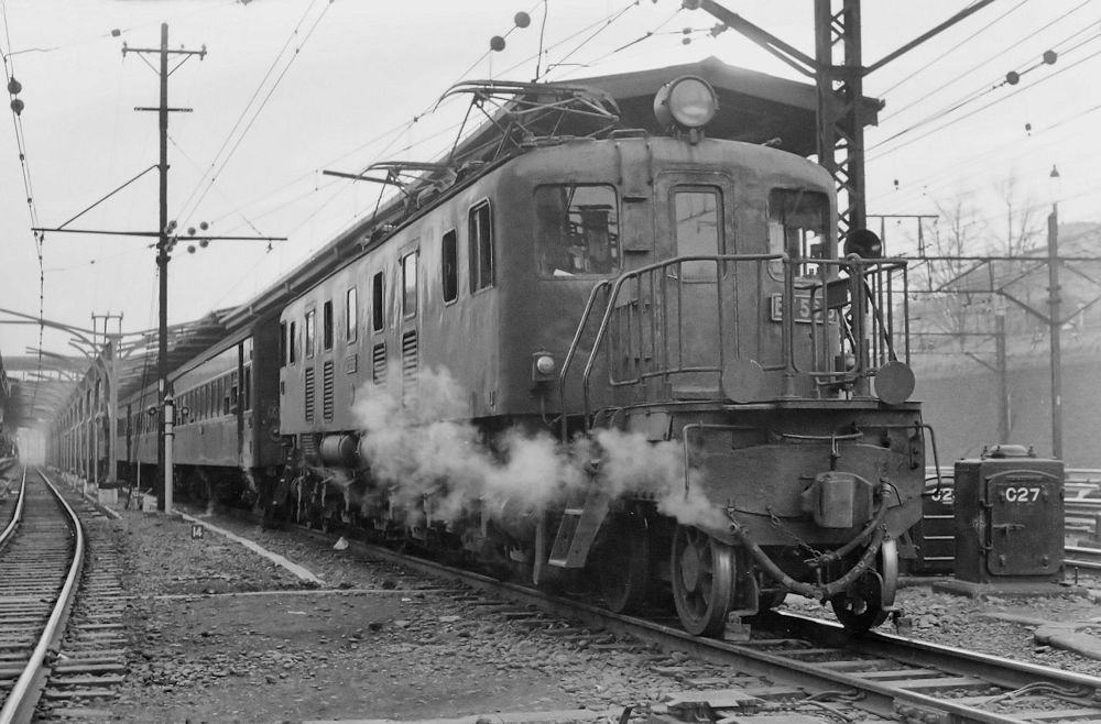 ef56 katoの製品は変形機の6号機と7号機だった。 - 本棚の住人の鉄道忘備録