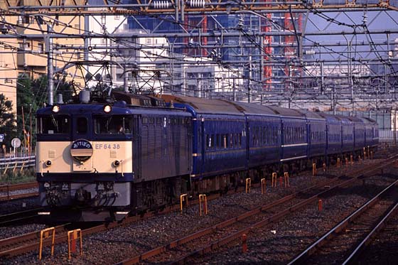 ノスタルジックな時代：ef64 0番台の短い寝台特急期間 あけぼのや北陸も担当した。 - 本棚の住人の鉄道忘備録