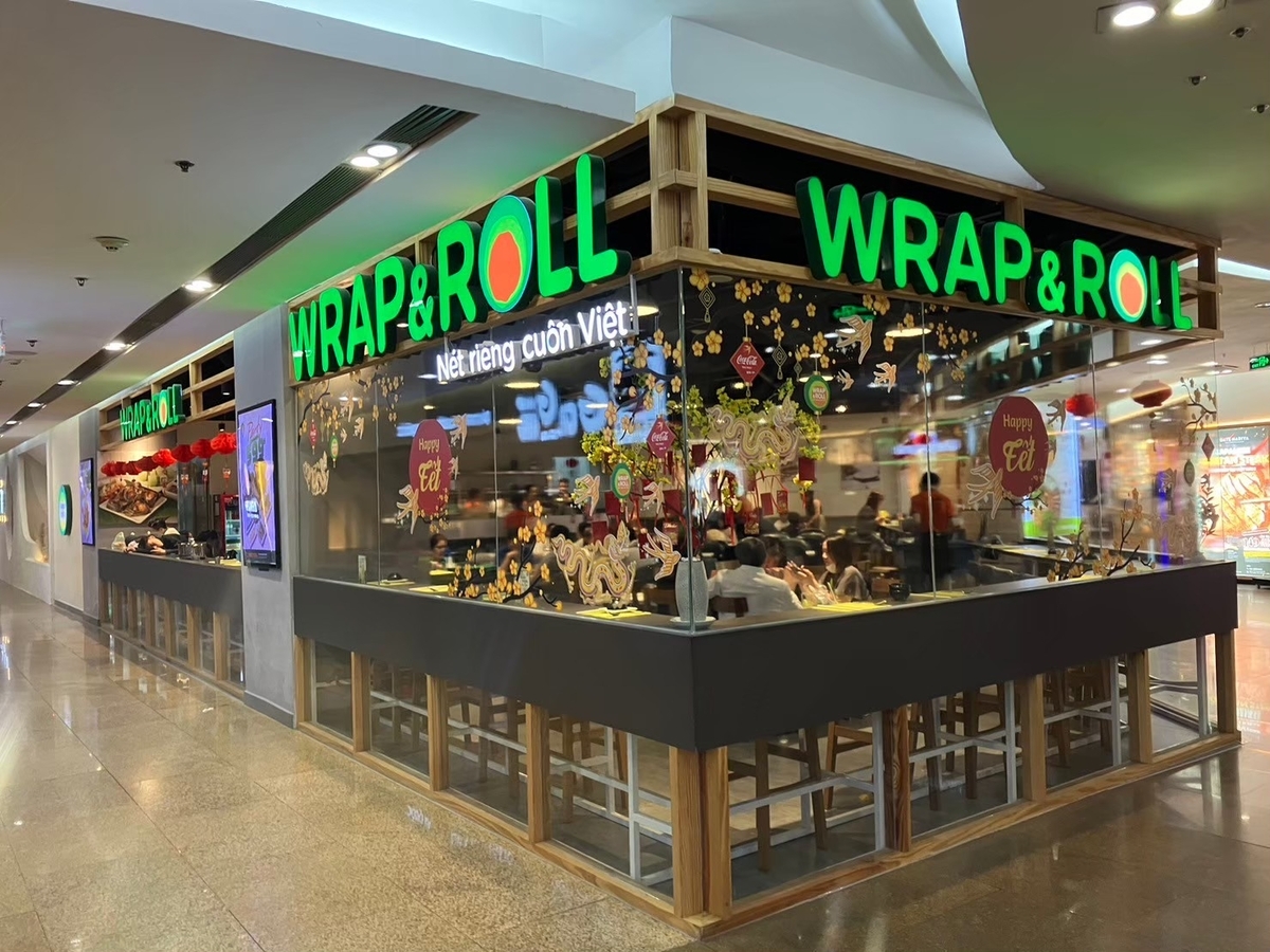 中央郵便局＆人気スパで極上体験！ホーチミン観光で外せないスポット｜ベトナム旅行記⑤ - 右手にはワインを、左手にはビールを。