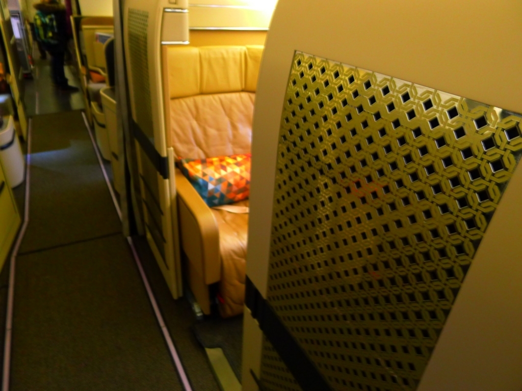 エティハド航空2便 ファーストクラス フランクフルト‐アブダビ 搭乗記 シート編 EY2 First Class FRA-AUH B777-200LR 2015 Jan - 乗り物に乗りたい ...