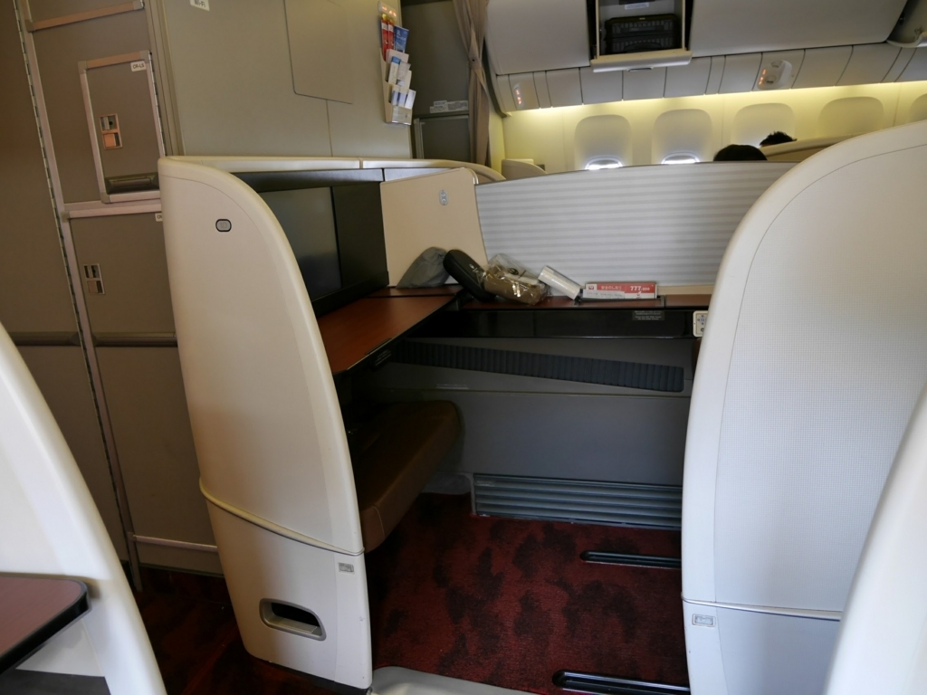 日本航空725便 ファーストクラス 成田‐ジャカルタ 搭乗記 JAL SUITEシートとフライト概要編 JL725 First Class ...