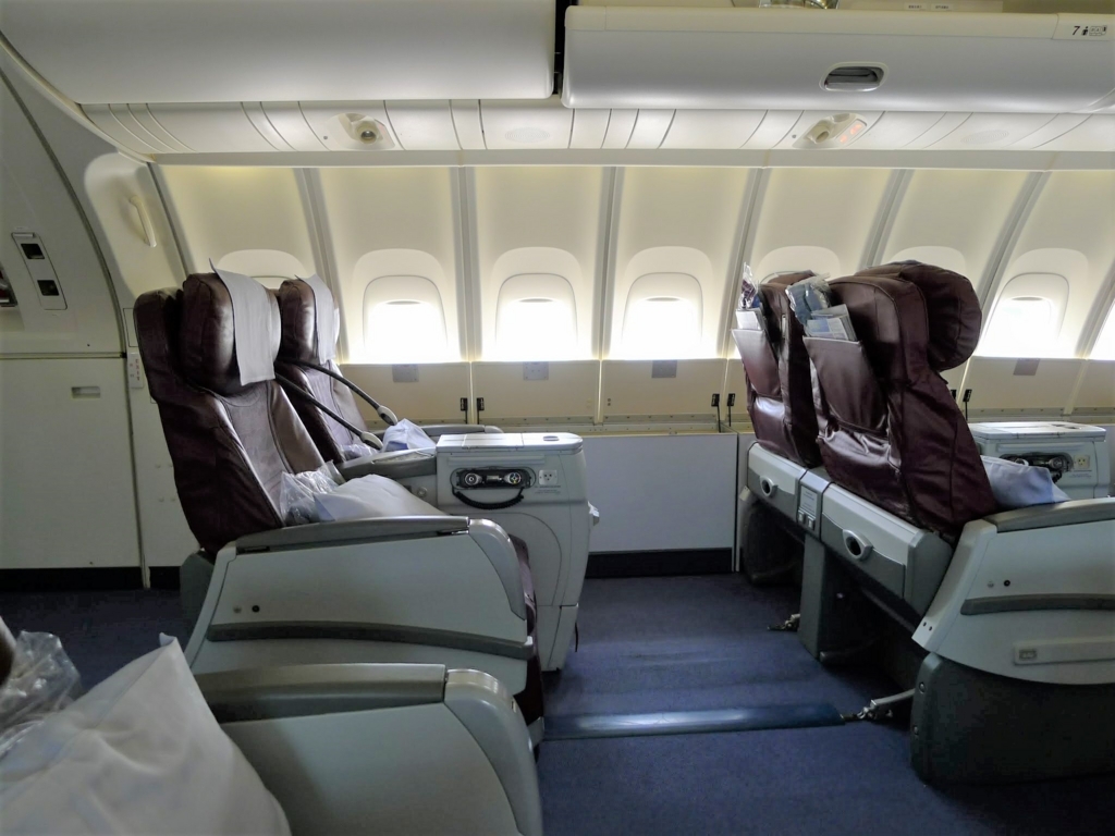 チャイナエアライン642便 エコノミークラス 香港‐台北 香港スカイチームラウンジ→ジャンボのアッパーデッキ搭乗記 HKG SKYTEAM ...