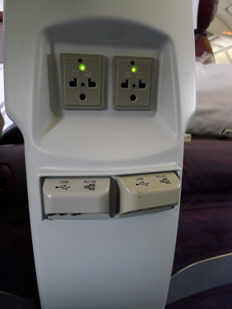 チャイナエアライン642便 エコノミークラス 香港‐台北 香港スカイチームラウンジ→ジャンボのアッパーデッキ搭乗記 HKG SKYTEAM ...