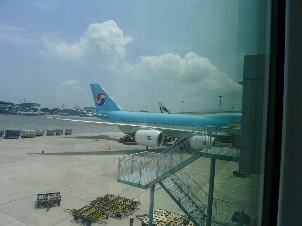 チャイナエアライン642便 エコノミークラス 香港‐台北 香港スカイチームラウンジ→ジャンボのアッパーデッキ搭乗記 HKG SKYTEAM ...