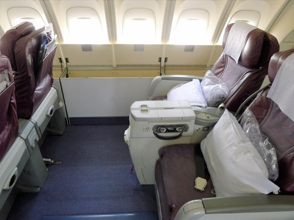 チャイナエアライン642便 エコノミークラス 香港‐台北 香港スカイチームラウンジ→ジャンボのアッパーデッキ搭乗記 HKG SKYTEAM ...