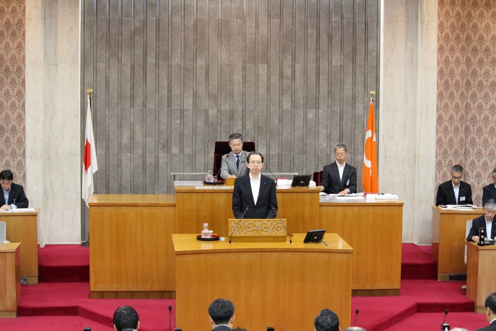 20日、6月県議会定例会が開会。知事が提案説明 - 宮本しづえのかけ歩き