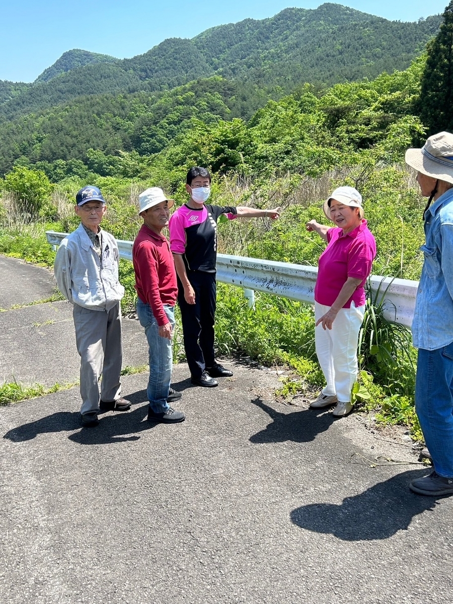 18日、水原地区の産廃処分場予定地を視察。クマガイ草への影響懸念も。 - 宮本しづえのかけ歩き
