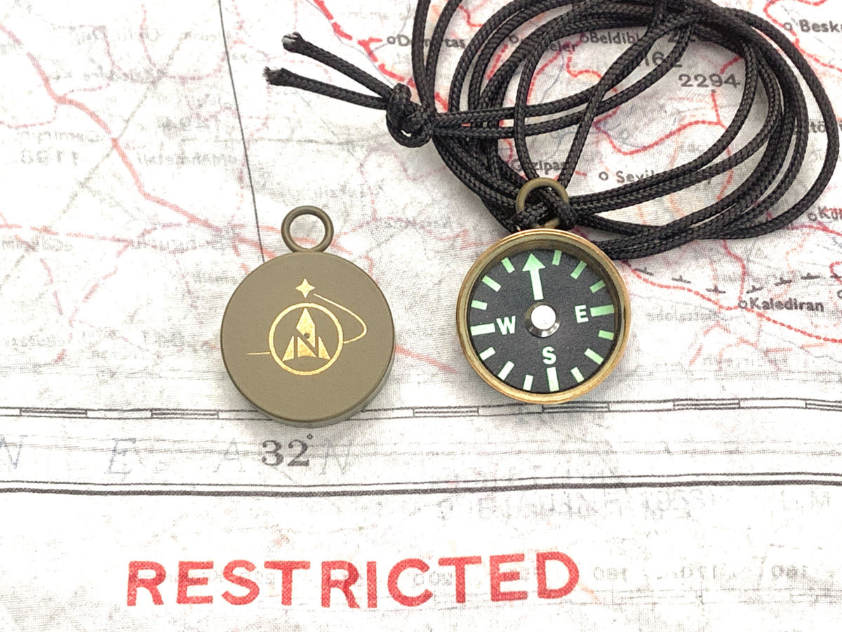 True North Conceptsのサバイバル用コンバスMiniature Brass SERE Compass - 火薬と鋼