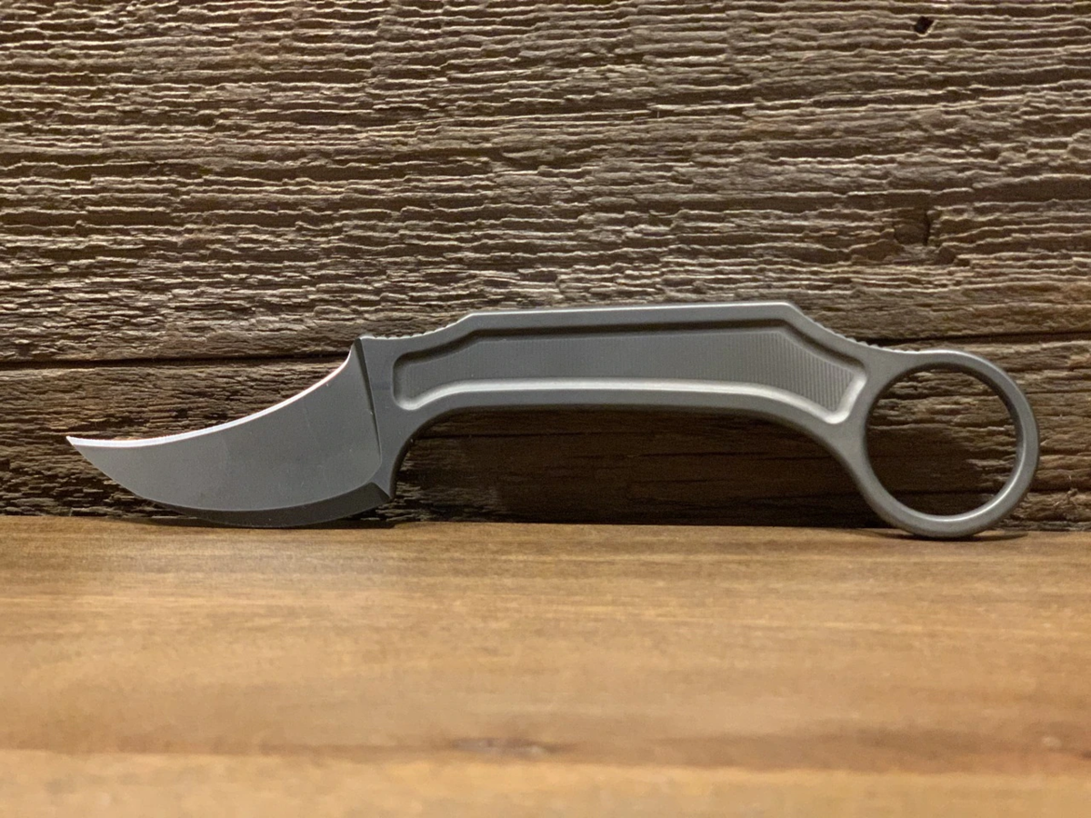 Doug MarcaidaとBastineli KnivesのコラボナイフAnomaly - 火薬と鋼