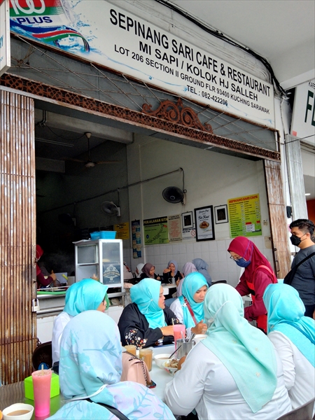 麺天国サラワク州クチンの名店「MI SAPI HJ SALLEH @ SEPINANG SARI CAFE」の絶品油そばMee Kolok ...