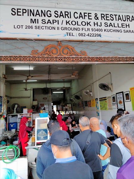 麺天国サラワク州クチンの名店「MI SAPI HJ SALLEH @ SEPINANG SARI CAFE」の絶品油そばMee Kolok ...