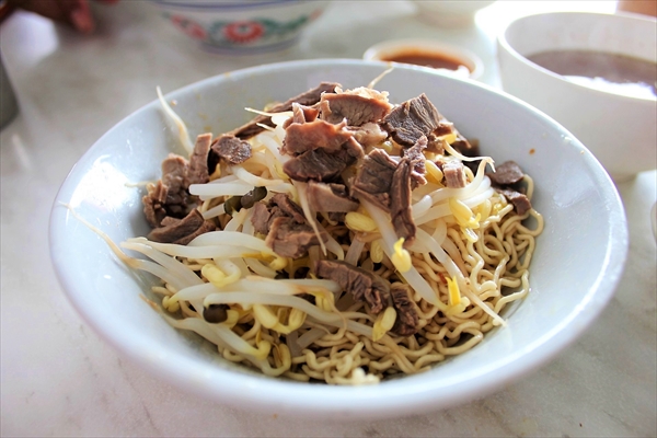 麺天国サラワク州クチンの名店「MI SAPI HJ SALLEH @ SEPINANG SARI CAFE」の絶品油そばMee Kolok ...
