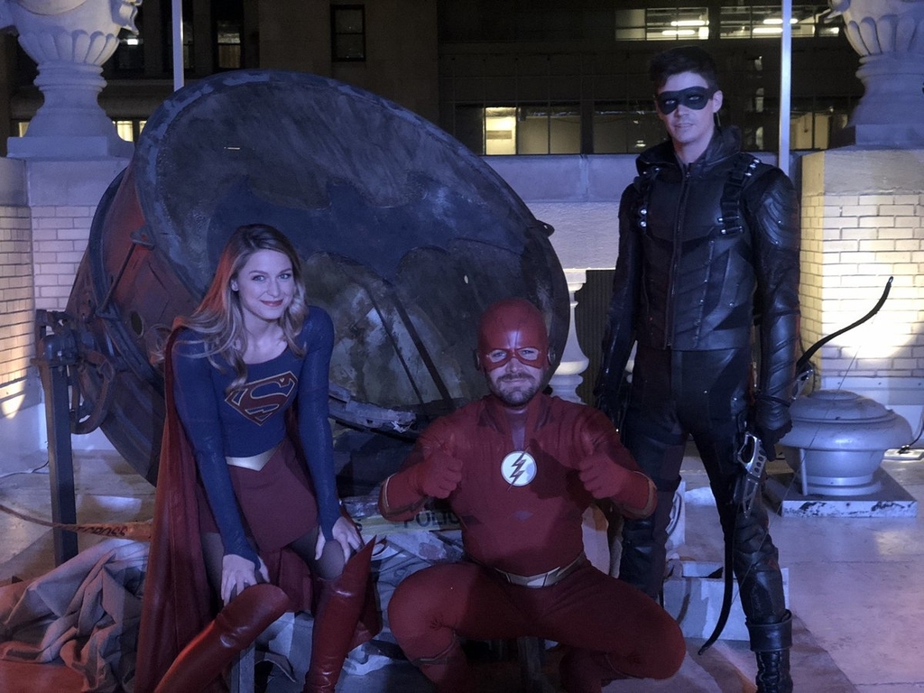 CW、【Elseworld/エルスワールド】のオフショットよりバットシグナルが確認される。 - MARVEL vs DC アメコミ実写映画 ...