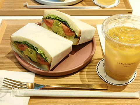 モダンな空間で味わう、「レクサスカフェ」の美味しいお料理とカフェタイム Experience Luxury at the Lexus Cafe ...