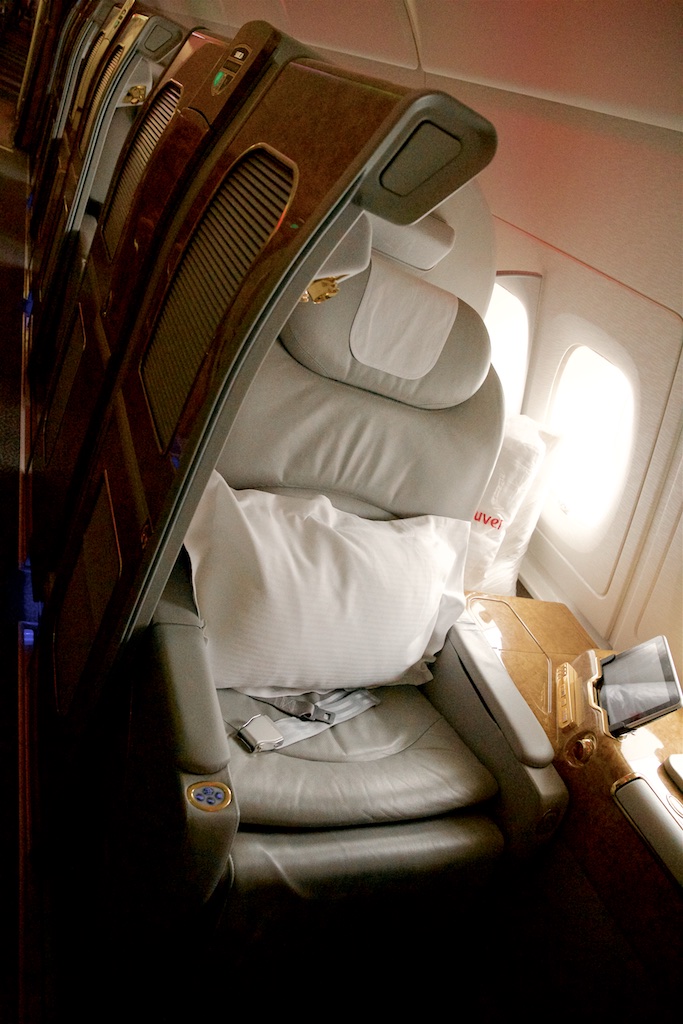 Emirates EK380 Dubai Hongkong A380-800 Firstclass - ぼくはこうして破滅する~特典旅行がやめ ...