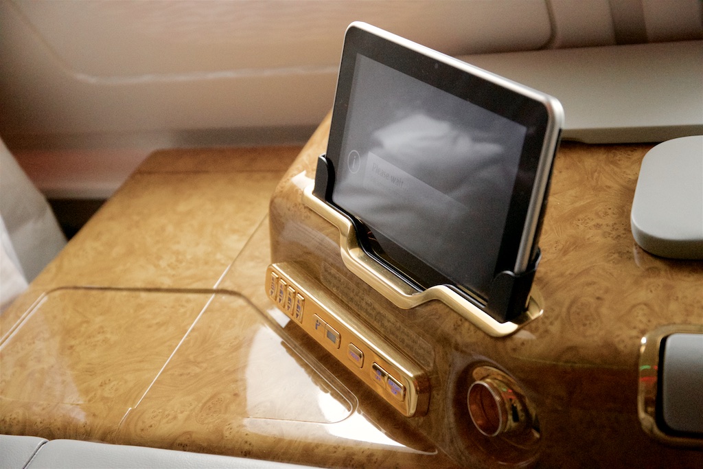 Emirates EK380 Dubai Hongkong A380-800 Firstclass - ぼくはこうして破滅する~特典旅行がやめ ...