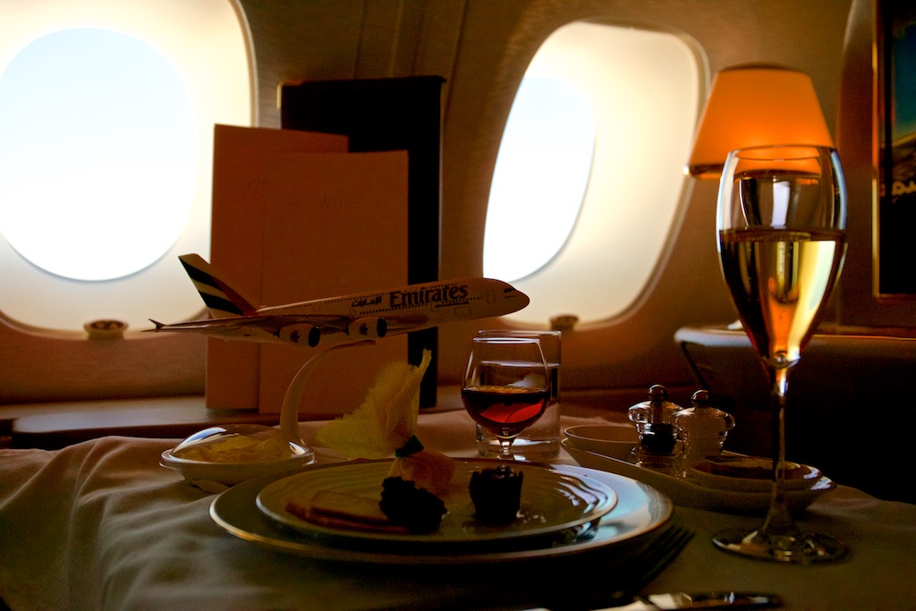 Emirates EK380 Dubai Hongkong A380-800 Firstclass - ぼくはこうして破滅する~特典旅行がやめ ...