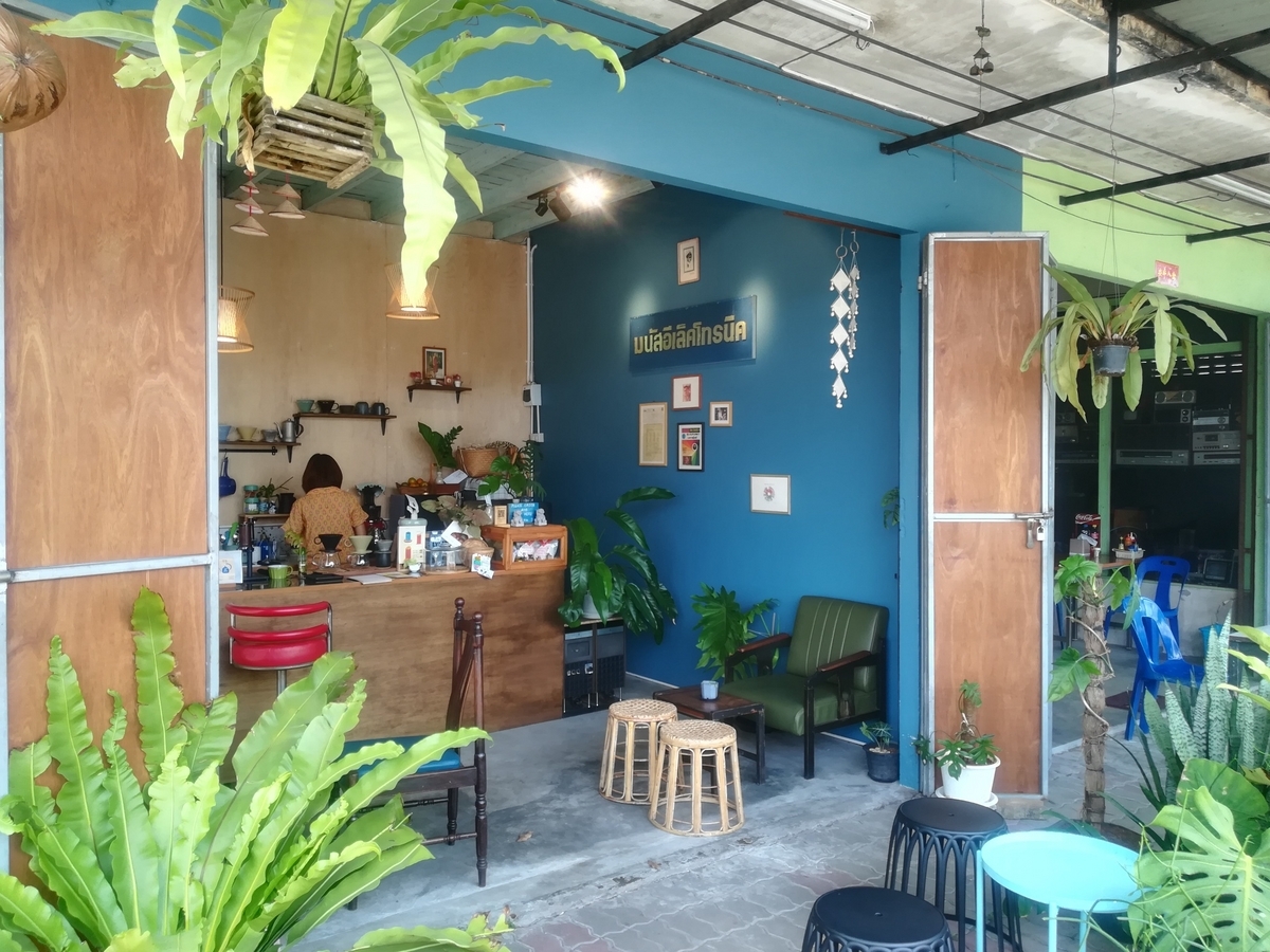 「KIREI NOTE」タイ南部の町、クラビのお気に入りカフェ「Pratthana Slow Bar」の魅力を取材 - 自然に沿った生き方ガイド