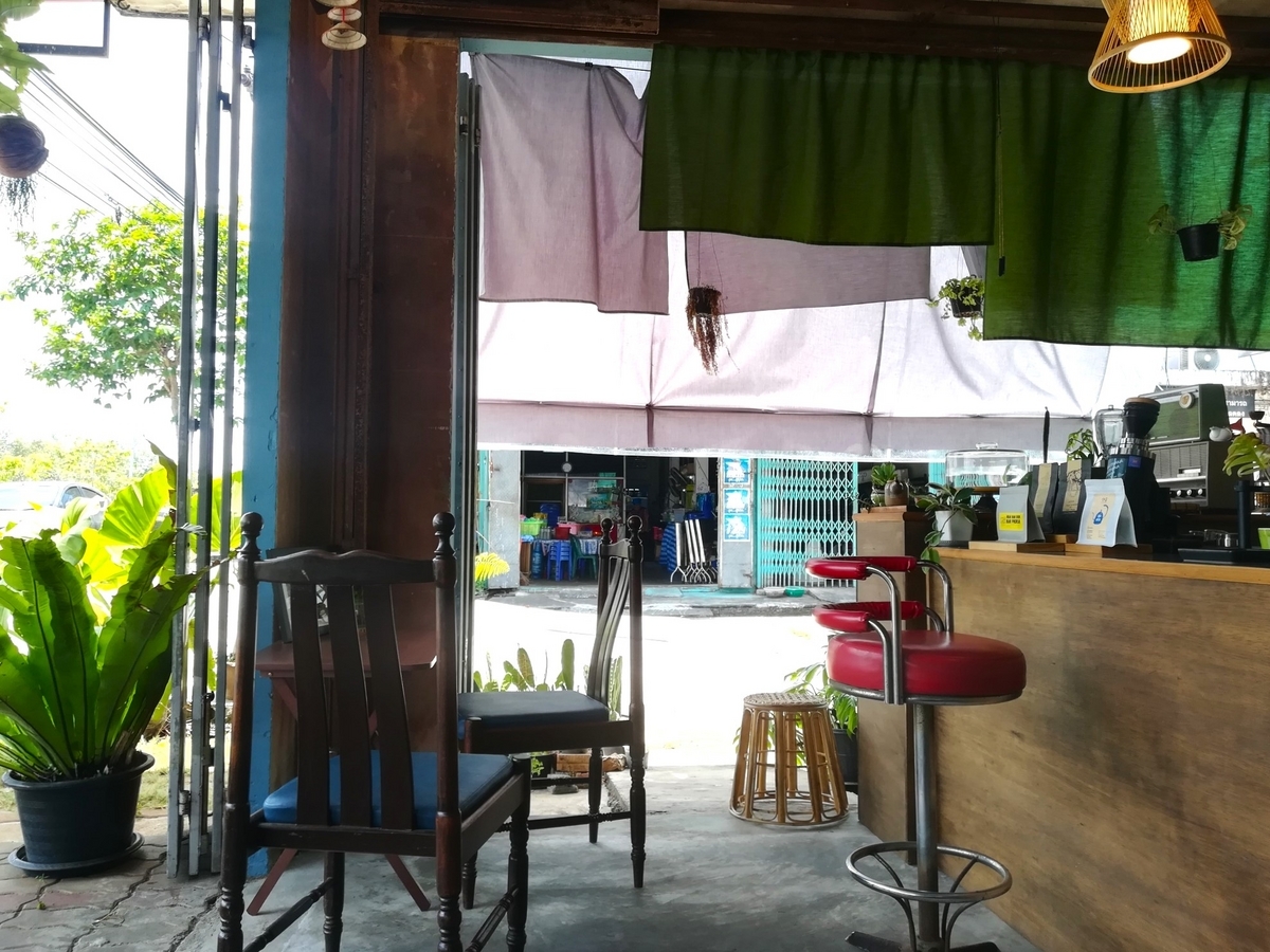 「KIREI NOTE」タイ南部の町、クラビのお気に入りカフェ「Pratthana Slow Bar」の魅力を取材 - 自然に沿った生き方ガイド