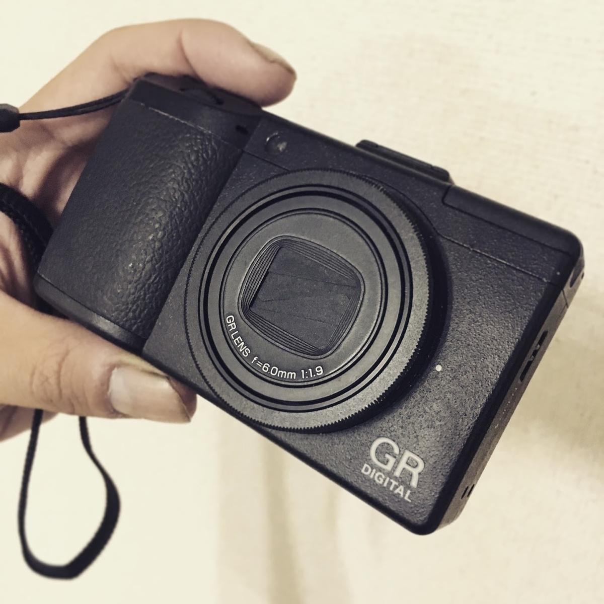 写真を撮るのはiPhoneで事足りるけど、あえてコンパクトデジタルカメラ「GRD」を持ち歩くという遊び。 - みあぽん（miapom）