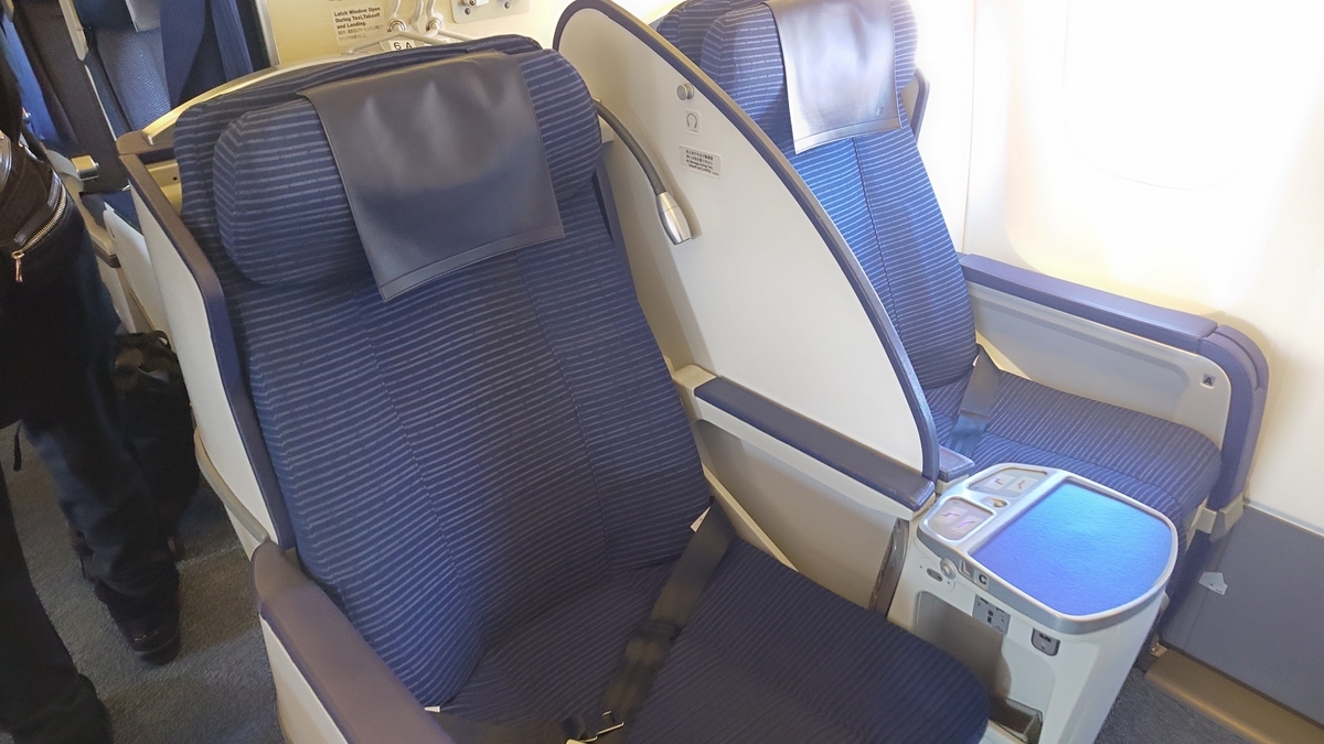 ANA プレミアムクラス搭乗記 NH22 ITM→HND 国際線機材で三ヶ日フライト - ラウンジ納税日記