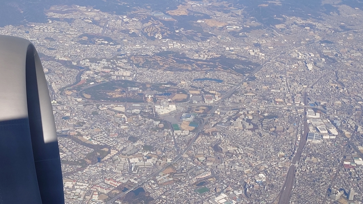 ANA プレミアムクラス搭乗記 NH22 ITM→HND 国際線機材で三ヶ日フライト - ラウンジ納税日記