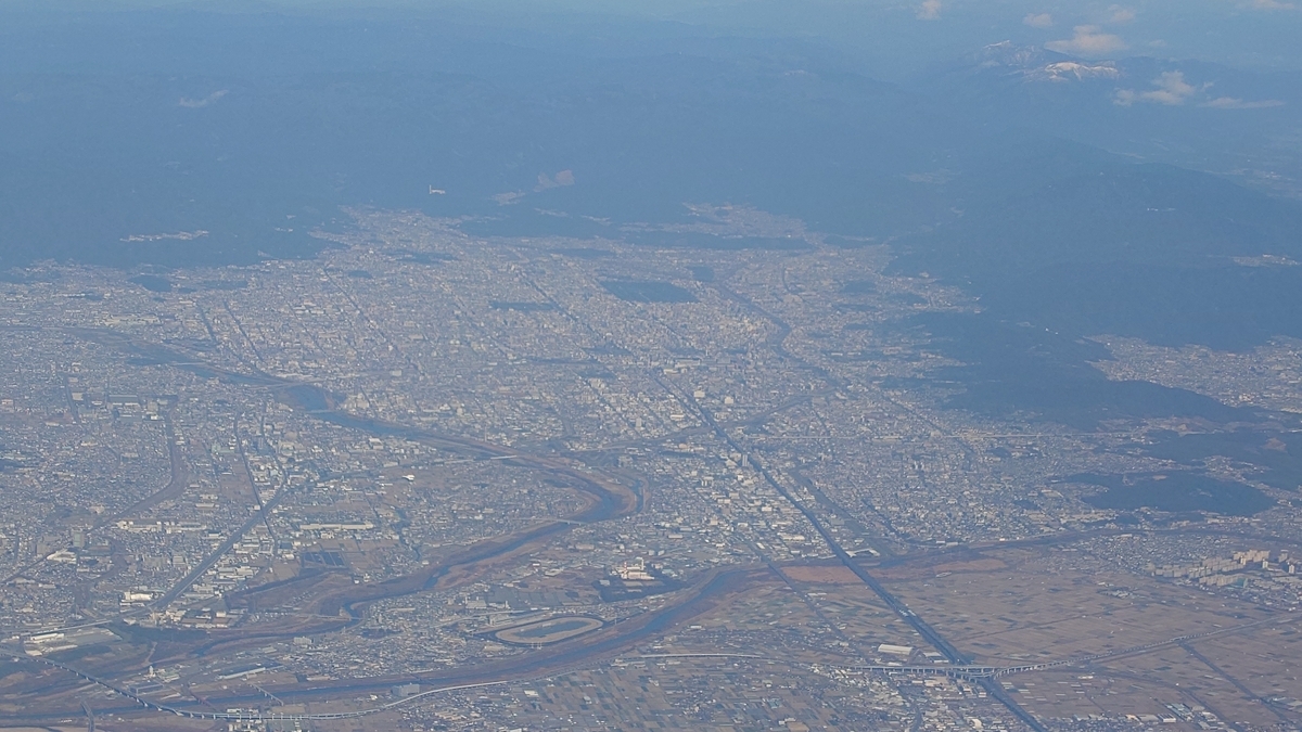 ANA プレミアムクラス搭乗記 NH22 ITM→HND 国際線機材で三ヶ日フライト - ラウンジ納税日記